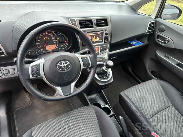 Grey Toyota Verso 2011 in Riga, with an engine capacity of 1.40 L and mileage of 242 thousand km for 5490 €, photo 6 on AUTOMOTO.COM.LV