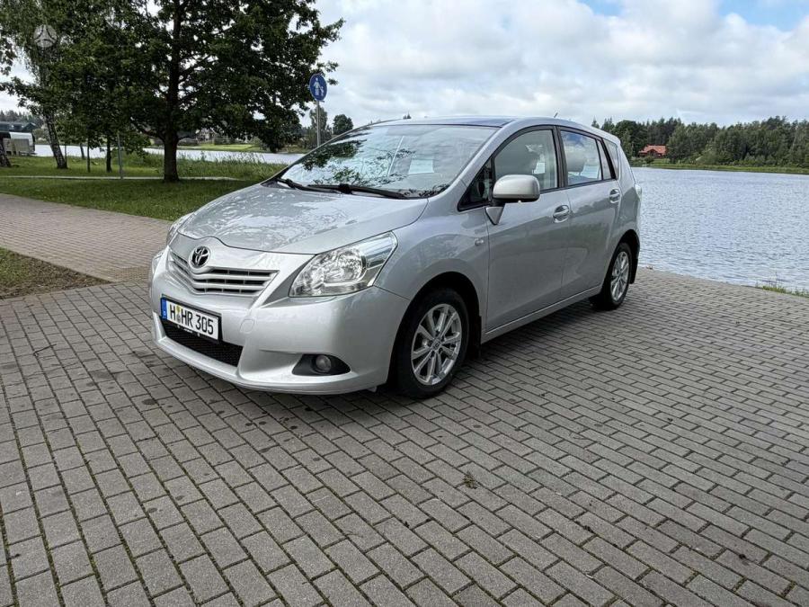 Pelēks Toyota Verso 2011 Plungė, ar dzinēja tilpumu 2.00 L un nobraukumu 250 tūkst. km par 3650 €, foto 1 vietnē AUTOMOTO.COM.LV