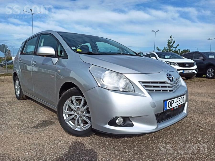 Pelēks Toyota Verso 2011 Daugavpils, ar dzinēja tilpumu 2.00 L un nobraukumu 0 tūkst. km par 5950 €, foto 3 vietnē AUTOMOTO.COM.LV