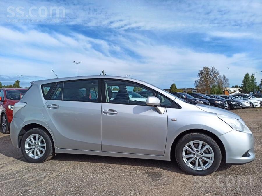 Pelēks Toyota Verso 2011 Daugavpils, ar dzinēja tilpumu 2.00 L un nobraukumu 0 tūkst. km par 5950 €, foto 5 vietnē AUTOMOTO.COM.LV