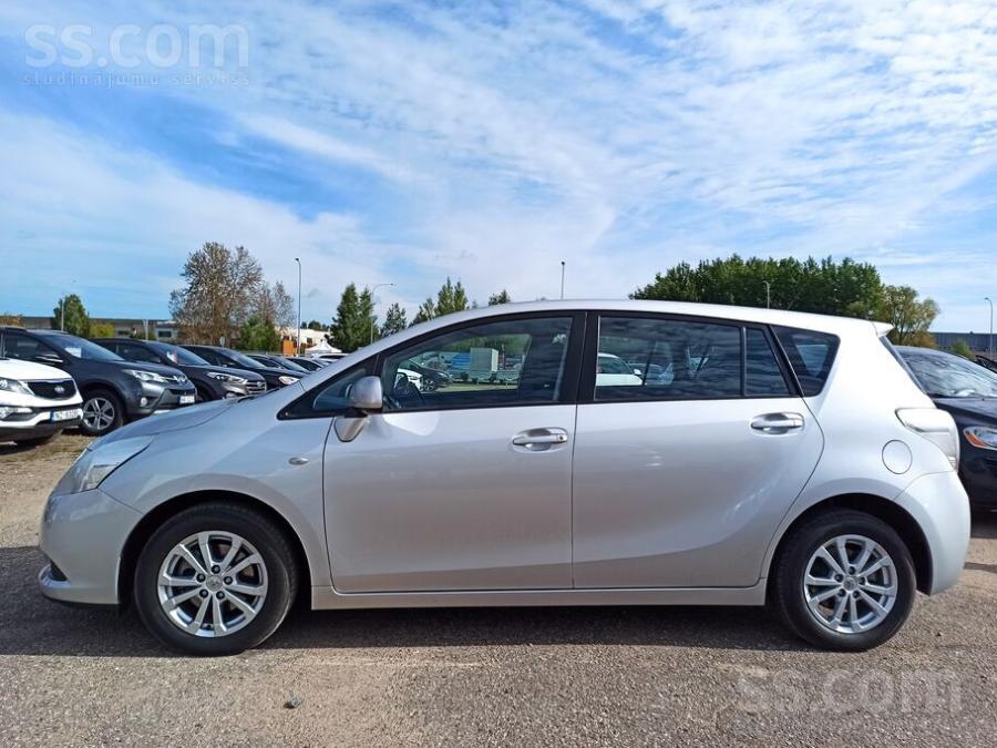 Pelēks Toyota Verso 2011 Daugavpils, ar dzinēja tilpumu 2.00 L un nobraukumu 0 tūkst. km par 5950 €, foto 8 vietnē AUTOMOTO.COM.LV