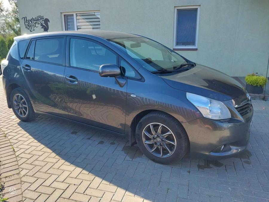 Pelēks Toyota Verso 2012 Šauļi, ar dzinēja tilpumu 2.00 L un nobraukumu 285 tūkst. km par 4950 €, foto 1 vietnē AUTOMOTO.COM.LV