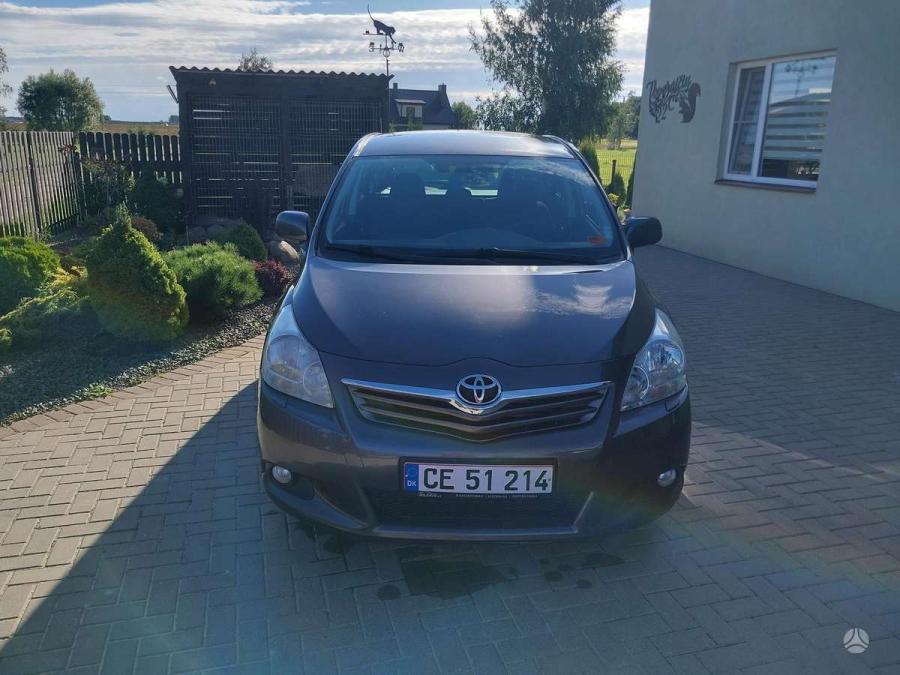 Pelēks Toyota Verso 2012 Šauļi, ar dzinēja tilpumu 2.00 L un nobraukumu 285 tūkst. km par 4950 €, foto 3 vietnē AUTOMOTO.COM.LV