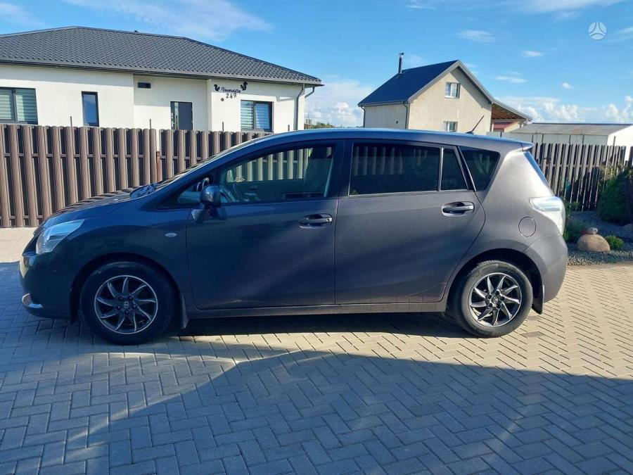 Pelēks Toyota Verso 2012 Šauļi, ar dzinēja tilpumu 2.00 L un nobraukumu 285 tūkst. km par 4950 €, foto 5 vietnē AUTOMOTO.COM.LV