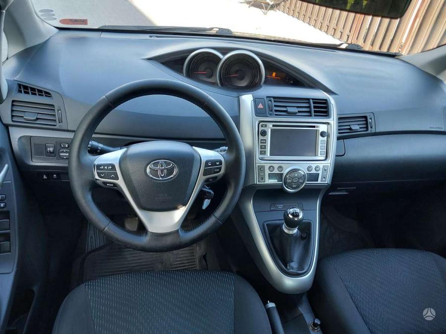 Pelēks Toyota Verso 2012 Šauļi, ar dzinēja tilpumu 2.00 L un nobraukumu 285 tūkst. km par 4950 €, foto 13 vietnē AUTOMOTO.COM.LV