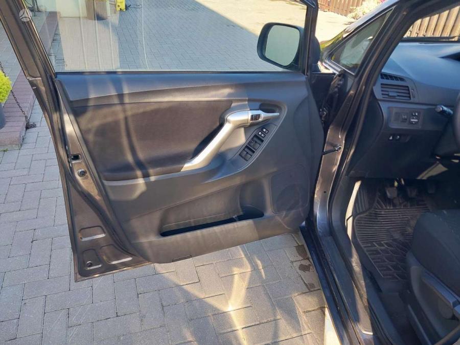 Pelēks Toyota Verso 2012 Šauļi, ar dzinēja tilpumu 2.00 L un nobraukumu 285 tūkst. km par 4950 €, foto 16 vietnē AUTOMOTO.COM.LV