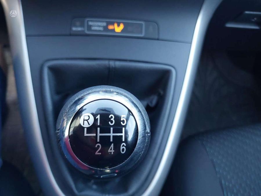 Pelēks Toyota Verso 2012 Šauļi, ar dzinēja tilpumu 2.00 L un nobraukumu 285 tūkst. km par 4950 €, foto 20 vietnē AUTOMOTO.COM.LV