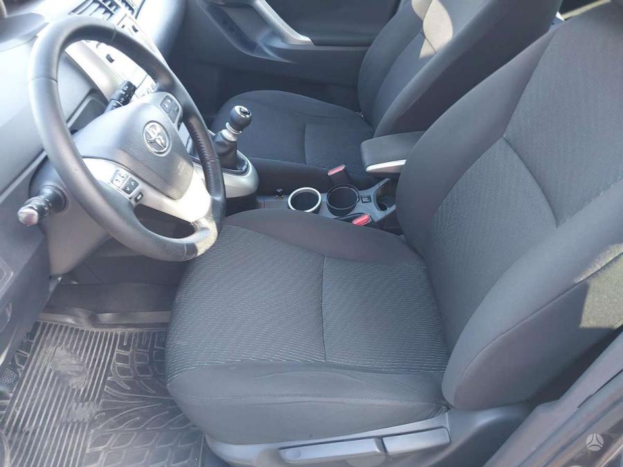 Pelēks Toyota Verso 2012 Šauļi, ar dzinēja tilpumu 2.00 L un nobraukumu 285 tūkst. km par 4950 €, foto 25 vietnē AUTOMOTO.COM.LV