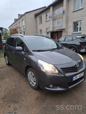 Pelēks Toyota Verso 2012 Rīga, ar dzinēja tilpumu 2.00 L un nobraukumu 256 tūkst. km par 4300 €, foto  vietnē AUTOMOTO.COM.LV