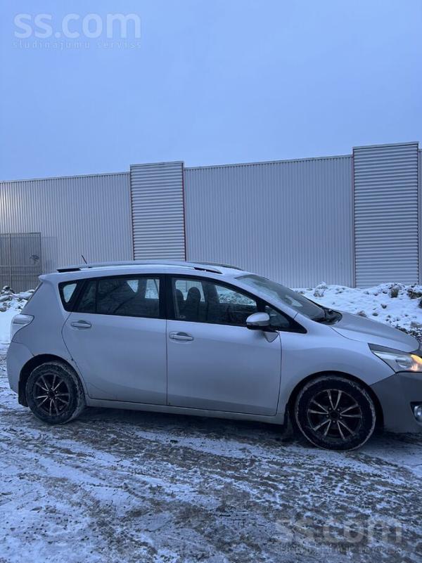 Pelēks Toyota Verso 2013 Rīga, ar dzinēja tilpumu 2.00 L un nobraukumu 0 tūkst. km par 2500 €, foto 4 vietnē AUTOMOTO.COM.LV