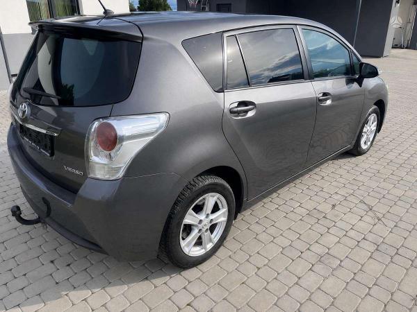 Grey Toyota Verso 2013 in Kaunas, with an engine capacity of 2.00 L and mileage of 213 thousand km for 5100 €, photo 8 on AUTOMOTO.COM.LV