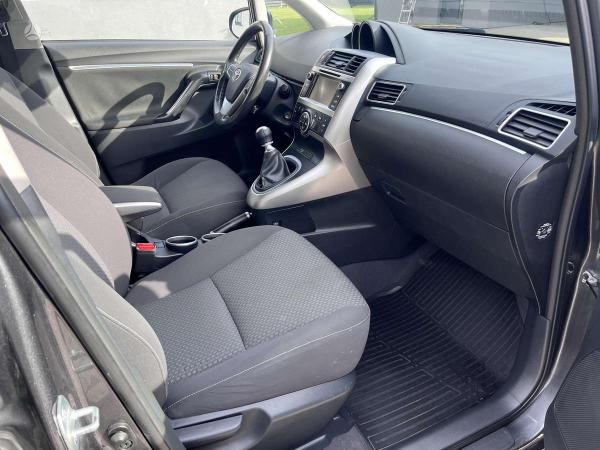 Grey Toyota Verso 2013 in Kaunas, with an engine capacity of 2.00 L and mileage of 213 thousand km for 5100 €, photo 10 on AUTOMOTO.COM.LV