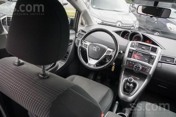 Pelēks Toyota Verso 2014 Rīga, ar dzinēja tilpumu 2.00 L un nobraukumu 360 tūkst. km par 4990 €, foto 7 vietnē AUTOMOTO.COM.LV