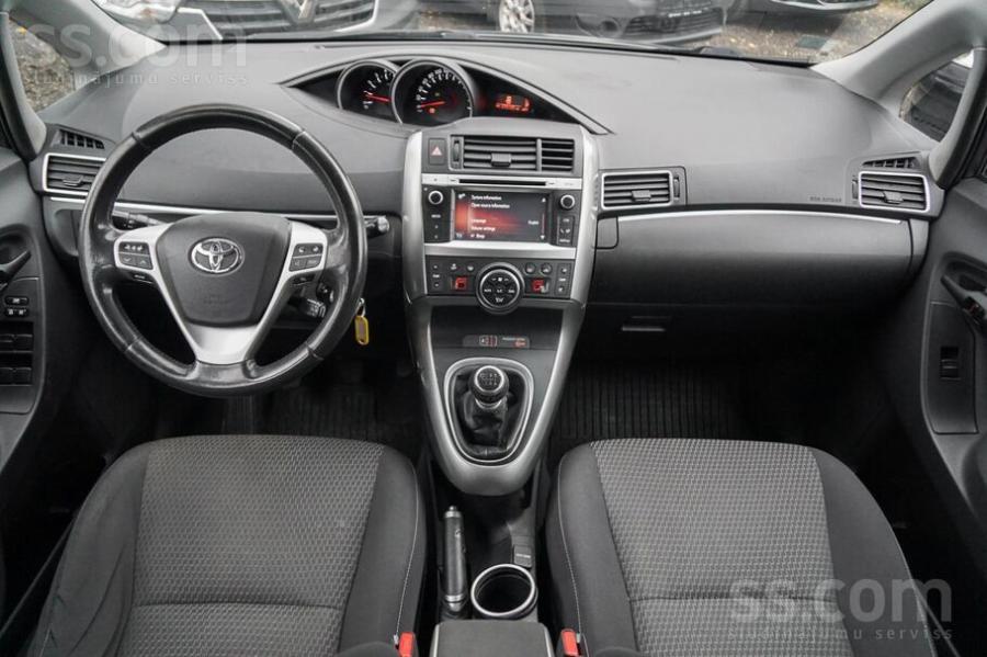 Grey Toyota Verso 2014 in Riga, with an engine capacity of 2.00 L and mileage of 360 thousand km for 4990 €, photo 8 on AUTOMOTO.COM.LV