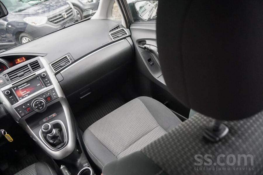 Grey Toyota Verso 2014 in Riga, with an engine capacity of 2.00 L and mileage of 360 thousand km for 4990 €, photo 9 on AUTOMOTO.COM.LV