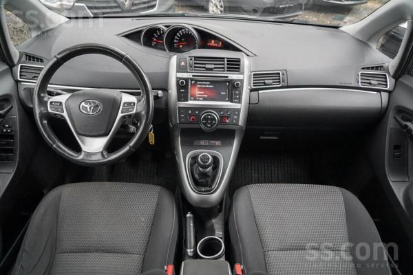 Grey Toyota Verso 2014 in Riga, with an engine capacity of 2.00 L and mileage of 360 thousand km for 4990 €, photo 8 on AUTOMOTO.COM.LV