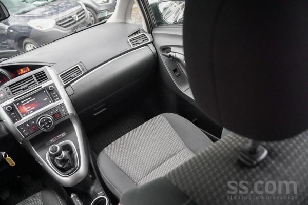 Grey Toyota Verso 2014 in Riga, with an engine capacity of 2.00 L and mileage of 360 thousand km for 4990 €, photo 9 on AUTOMOTO.COM.LV