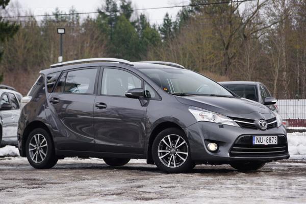 Grey Toyota Verso 2014 in Riga, with an engine capacity of 2.00 L and mileage of 249 thousand km for 4990 €, photo 2 on AUTOMOTO.COM.LV