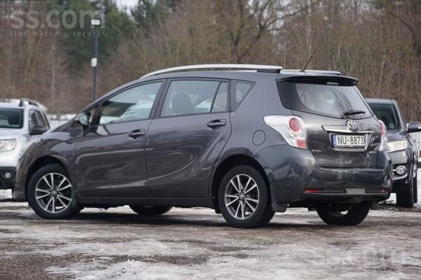 Grey Toyota Verso 2014 in Riga, with an engine capacity of 2.00 L and mileage of 249 thousand km for 4990 €, photo 3 on AUTOMOTO.COM.LV
