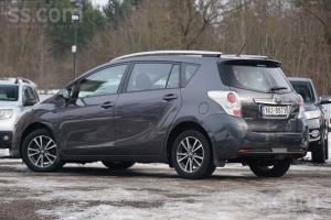 Pelēks Toyota Verso 2014 Rīga, ar dzinēja tilpumu 2.00 L un nobraukumu 249 tūkst. km par 4990 €, foto 4 vietnē AUTOMOTO.COM.LV
