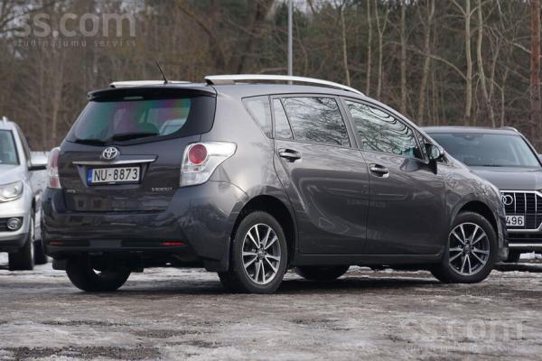 Grey Toyota Verso 2014 in Riga, with an engine capacity of 2.00 L and mileage of 249 thousand km for 4990 €, photo 4 on AUTOMOTO.COM.LV