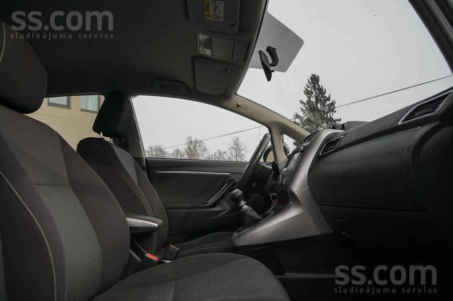 Pelēks Toyota Verso 2014 Rīga, ar dzinēja tilpumu 2.00 L un nobraukumu 249 tūkst. km par 4990 €, foto 6 vietnē AUTOMOTO.COM.LV