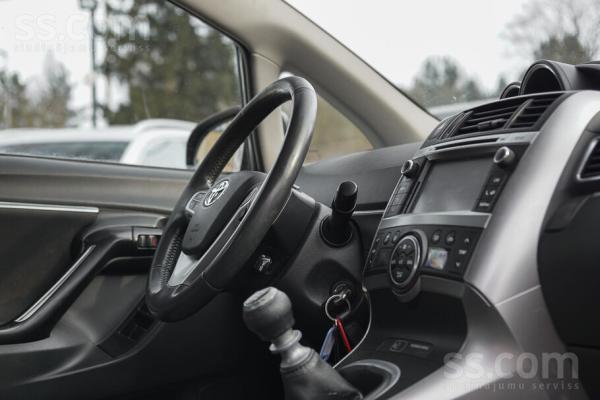 Grey Toyota Verso 2014 in Riga, with an engine capacity of 2.00 L and mileage of 249 thousand km for 4990 €, photo 6 on AUTOMOTO.COM.LV