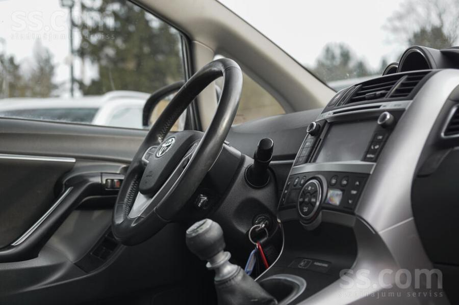 Pelēks Toyota Verso 2014 Rīga, ar dzinēja tilpumu 2.00 L un nobraukumu 249 tūkst. km par 4990 €, foto 7 vietnē AUTOMOTO.COM.LV