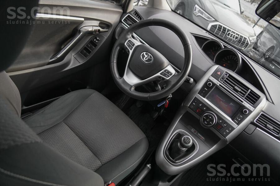 Pelēks Toyota Verso 2014 Rīga, ar dzinēja tilpumu 2.00 L un nobraukumu 249 tūkst. km par 4990 €, foto 8 vietnē AUTOMOTO.COM.LV