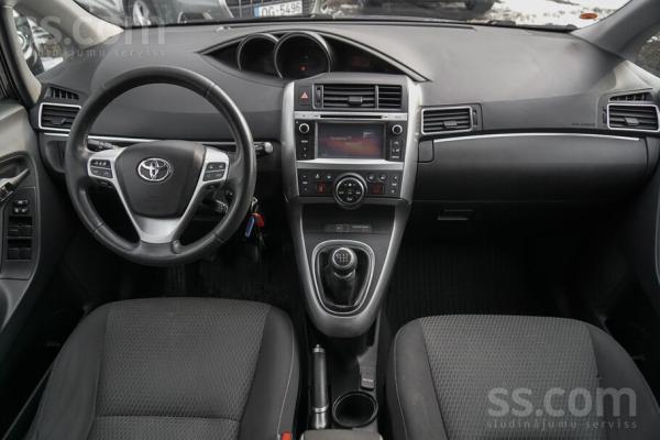 Grey Toyota Verso 2014 in Riga, with an engine capacity of 2.00 L and mileage of 249 thousand km for 4990 €, photo 8 on AUTOMOTO.COM.LV