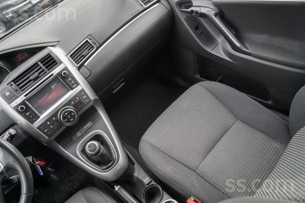 Grey Toyota Verso 2014 in Riga, with an engine capacity of 2.00 L and mileage of 249 thousand km for 4990 €, photo 9 on AUTOMOTO.COM.LV