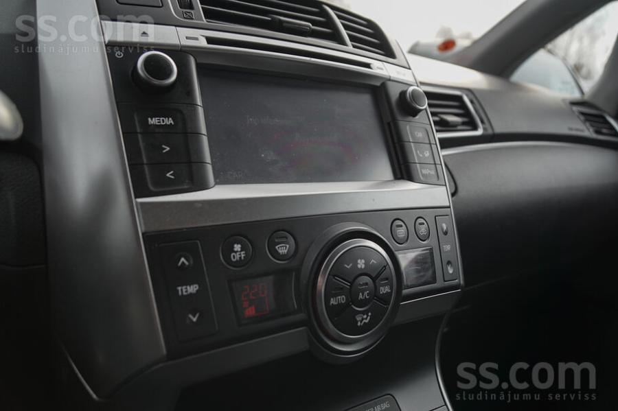 Pelēks Toyota Verso 2014 Rīga, ar dzinēja tilpumu 2.00 L un nobraukumu 249 tūkst. km par 4990 €, foto 15 vietnē AUTOMOTO.COM.LV
