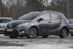 Pelēks Toyota Verso 2014 Rīga, ar dzinēja tilpumu 2.00 L un nobraukumu 360 tūkst. km par 3990 €, foto  vietnē AUTOMOTO.COM.LV