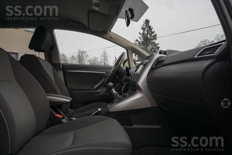 Pelēks Toyota Verso 2014 Rīga, ar dzinēja tilpumu 2.00 L un nobraukumu 360 tūkst. km par 3990 €, foto 6 vietnē AUTOMOTO.COM.LV