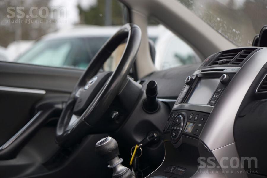 Pelēks Toyota Verso 2014 Rīga, ar dzinēja tilpumu 2.00 L un nobraukumu 360 tūkst. km par 3990 €, foto 7 vietnē AUTOMOTO.COM.LV