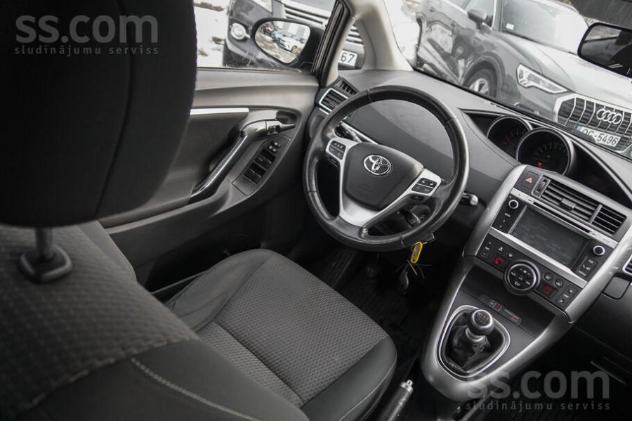 Pelēks Toyota Verso 2014 Rīga, ar dzinēja tilpumu 2.00 L un nobraukumu 360 tūkst. km par 3990 €, foto 8 vietnē AUTOMOTO.COM.LV