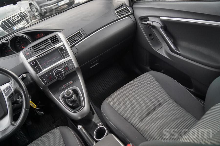 Pelēks Toyota Verso 2014 Rīga, ar dzinēja tilpumu 2.00 L un nobraukumu 360 tūkst. km par 3990 €, foto 10 vietnē AUTOMOTO.COM.LV