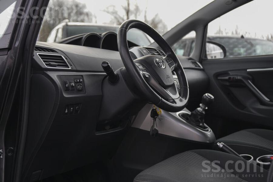 Pelēks Toyota Verso 2014 Rīga, ar dzinēja tilpumu 2.00 L un nobraukumu 360 tūkst. km par 3990 €, foto 11 vietnē AUTOMOTO.COM.LV