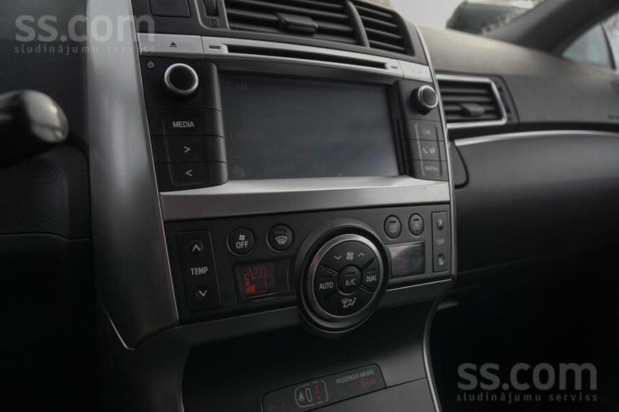 Pelēks Toyota Verso 2014 Rīga, ar dzinēja tilpumu 2.00 L un nobraukumu 360 tūkst. km par 3990 €, foto 15 vietnē AUTOMOTO.COM.LV