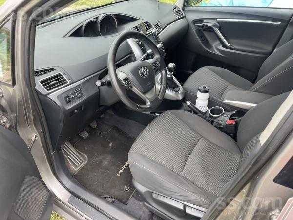 Grey Toyota Verso 2015 in Jelgava, with an engine capacity of 1.60 L and mileage of 304 thousand km for 6350 €, photo 7 on AUTOMOTO.COM.LV