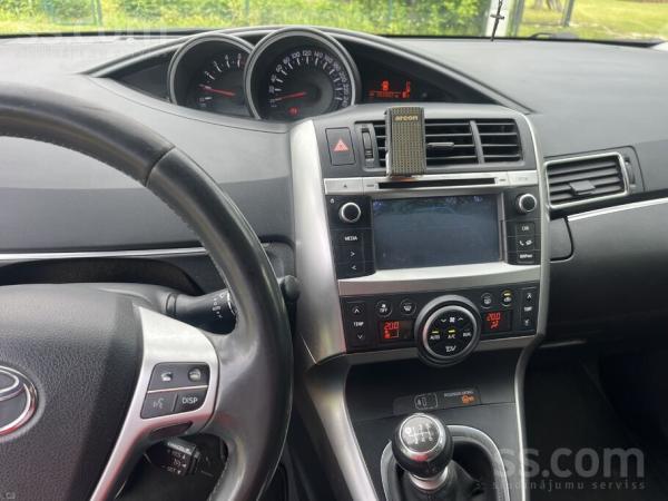 Grey Toyota Verso 2015 in Jelgava, with an engine capacity of 1.60 L and mileage of 304 thousand km for 6350 €, photo 8 on AUTOMOTO.COM.LV