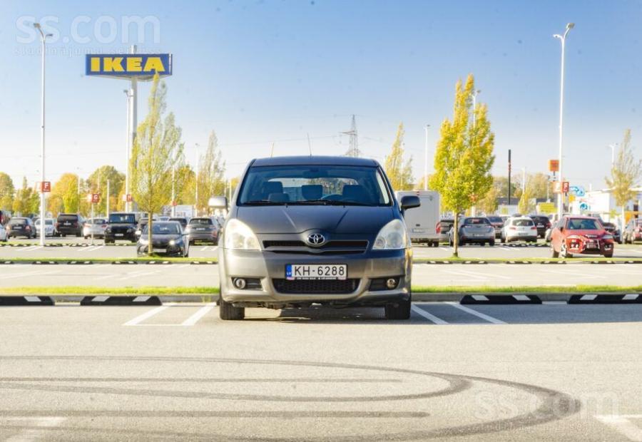 Grey Toyota Verso 2005 in Riga, with an engine capacity of 2.20 L and mileage of 334 thousand km for 1990 €, photo 4 on AUTOMOTO.COM.LV