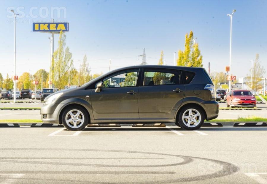 Grey Toyota Verso 2005 in Riga, with an engine capacity of 2.20 L and mileage of 334 thousand km for 1990 €, photo 6 on AUTOMOTO.COM.LV
