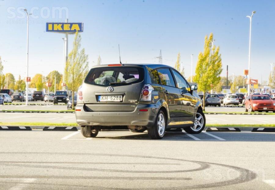 Grey Toyota Verso 2005 in Riga, with an engine capacity of 2.20 L and mileage of 334 thousand km for 1990 €, photo 7 on AUTOMOTO.COM.LV