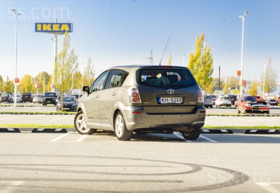Grey Toyota Verso 2005 in Riga, with an engine capacity of 2.20 L and mileage of 334 thousand km for 1990 €, photo 9 on AUTOMOTO.COM.LV