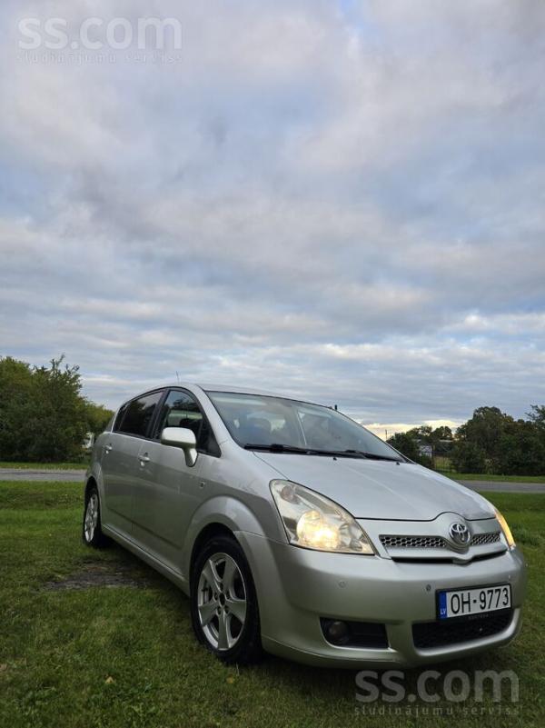 Grey Toyota Verso 2007 in Dobele, with an engine capacity of 2.20 L and mileage of 354 thousand km for 2700 €, photo 3 on AUTOMOTO.COM.LV