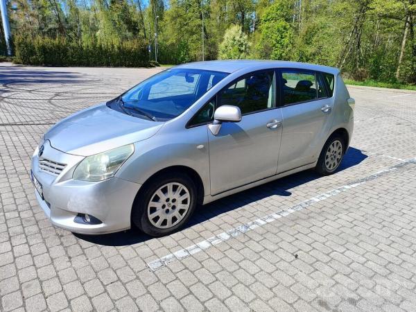 Grey Toyota Verso 2009 in Riga, with an engine capacity of 2.00 L and mileage of 487 thousand km for 2800 €, photo 1 on AUTOMOTO.COM.LV
