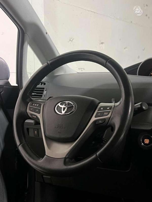 Grey Toyota Verso 2009 in Klaipeda, with an engine capacity of 2.23 L and mileage of 262 thousand km for 4299 €, photo 6 on AUTOMOTO.COM.LV