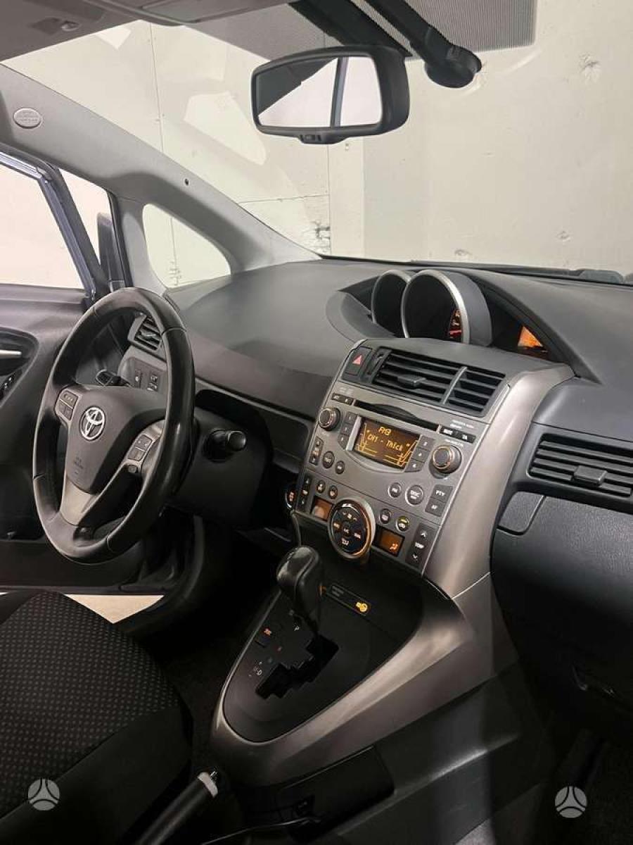 Pelēks Toyota Verso 2009 Klaipėda, ar dzinēja tilpumu 2.23 L un nobraukumu 262 tūkst. km par 4299 €, foto 11 vietnē AUTOMOTO.COM.LV