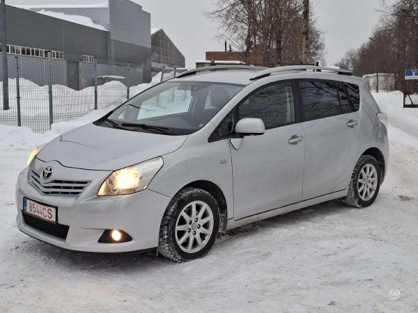 Pelēks Toyota Verso 2009 Plungė, ar dzinēja tilpumu 2.00 L un nobraukumu 310 tūkst. km par 3950 €, foto 1 vietnē AUTOMOTO.COM.LV